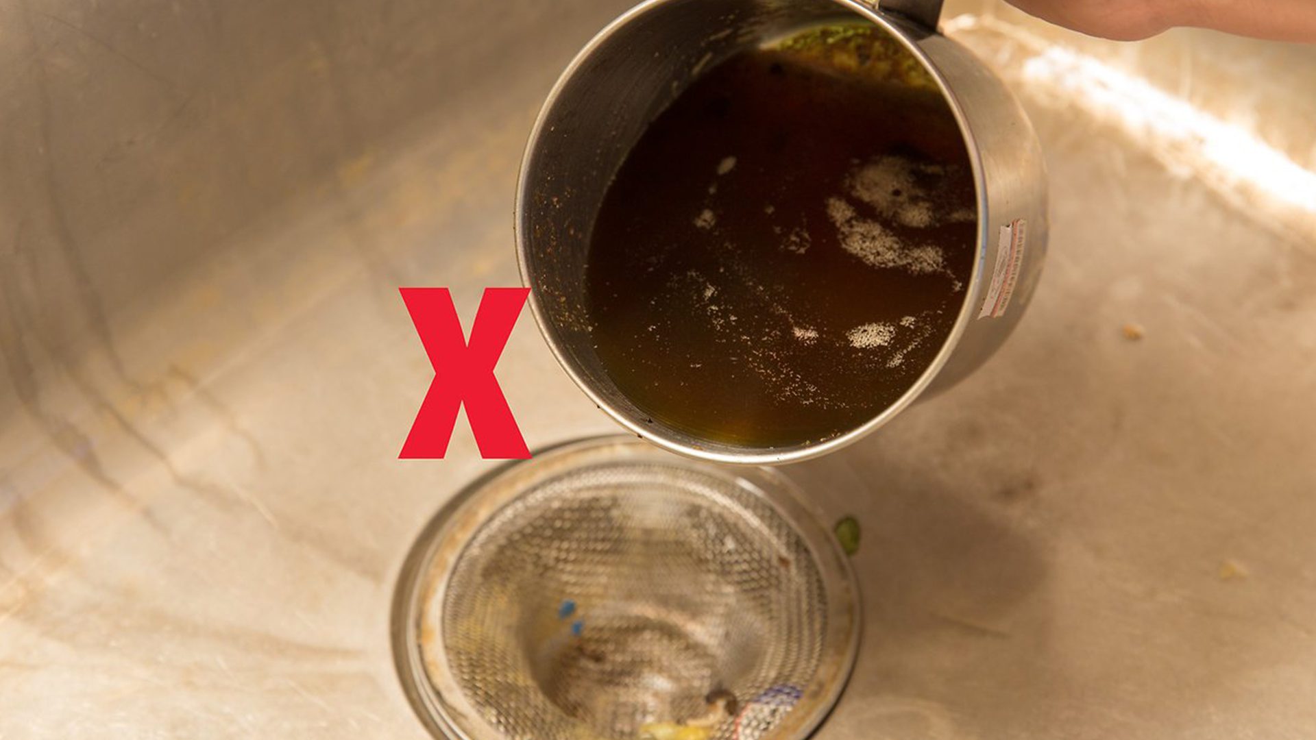 Por que não devemos descartar óleo de cozinha na pia - COS
